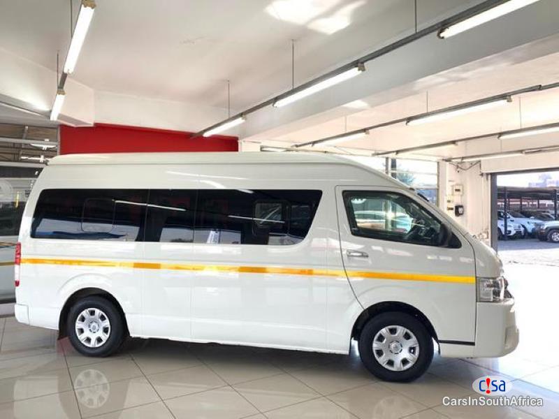 Toyota Quantum 2.5D-4D GL 14-SEATER BUS Manual 2016 - Photo #2 ...